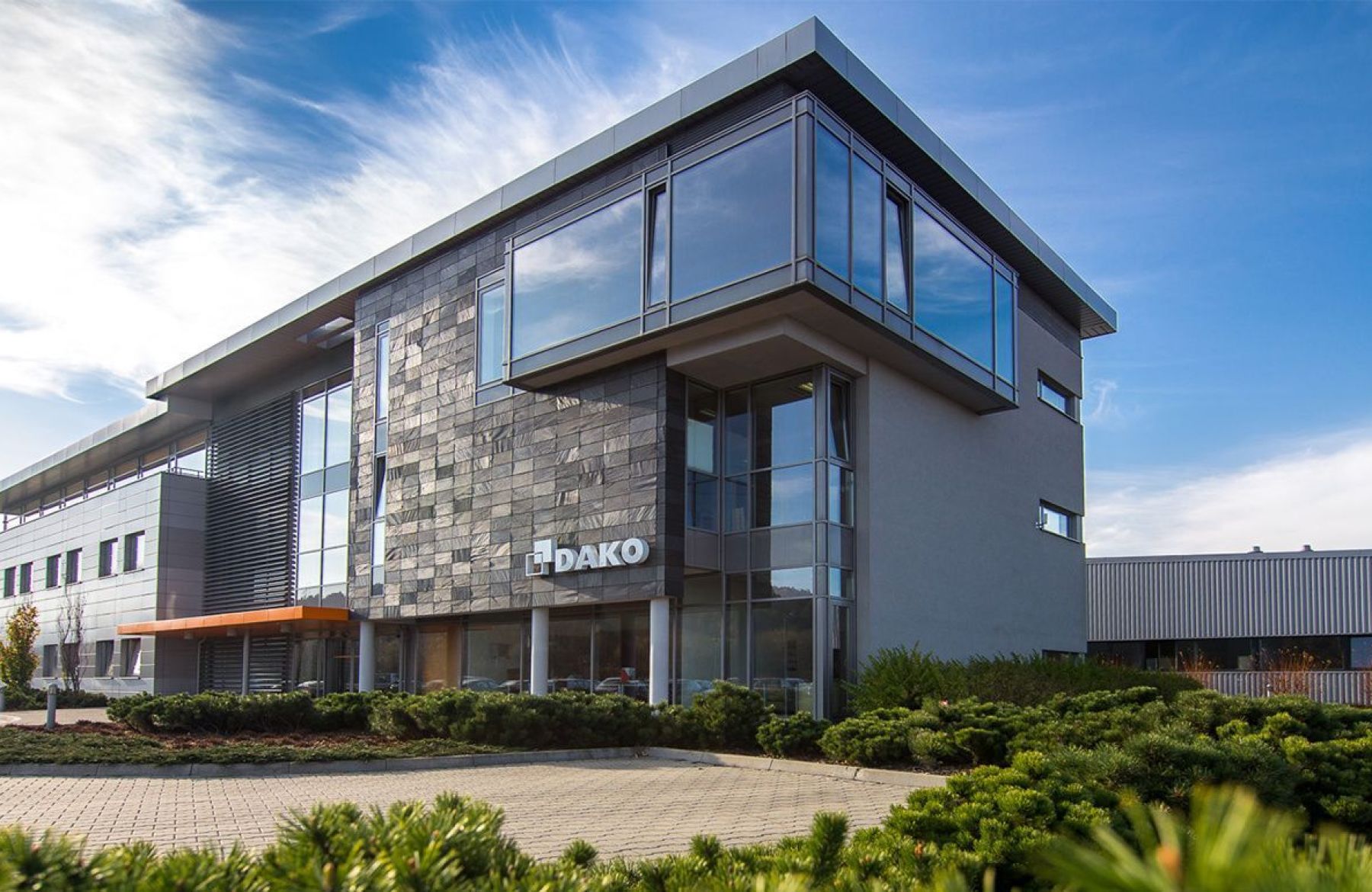 Fabricante de ventanas, puertas, persianas y portones | DAKO