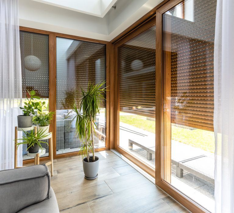 Salon z dużymi oknami - jak go zaaranżować? Dako.eu