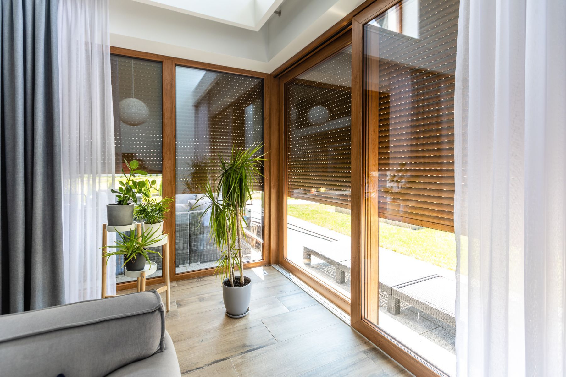 Salon z dużymi oknami - jak go zaaranżować? Dako.eu